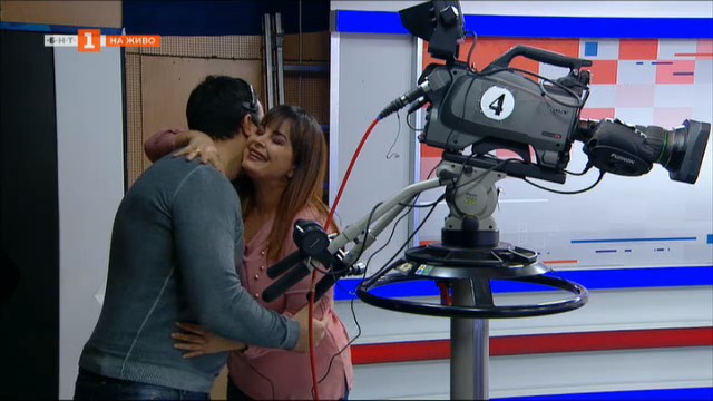 Операторът на предаването България в 60 минути Боби Сотиров празнува ...